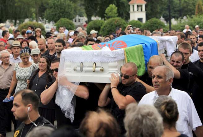 Migliaia ai funerali del re dei rom - Foto Tgcom24