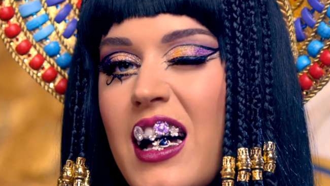 Katy Perry riappare come Cleopatra... con denti molto preziosi