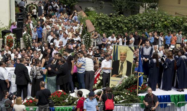 Migliaia ai funerali del re dei rom - Foto Tgcom24
