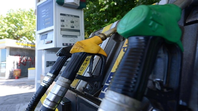 Petrolio, il prezzo del barile giù del 53%: ma la benzina resta troppo cara
