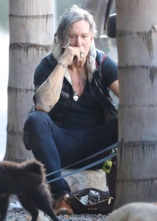 Mickey Rourke, l'ex sex symbol disperato e in lacrime per la strada