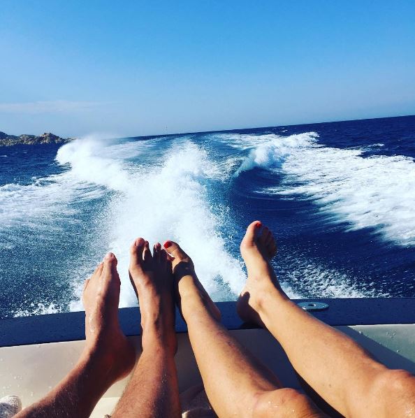 Simona Ventura al mare tra bikini e baci a Gerò - Foto Tgcom24