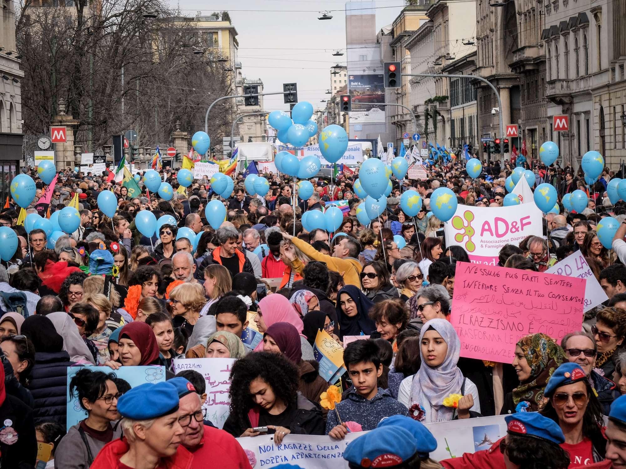 Manifestazione contro il razzismo a Milano: in piazza 200mila persone ...