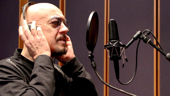 Enrico Ruggeri, potere alla parola: "Oggi non si inventa nulla, i testi ...