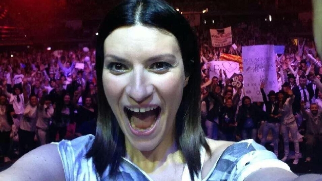 Laura Pausini, raduno coi fan a Faenza